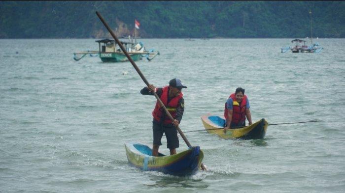 Serunya Lomba Balap Perahu Kunting di Teluk Prigi Trenggalek, Nelayan ...