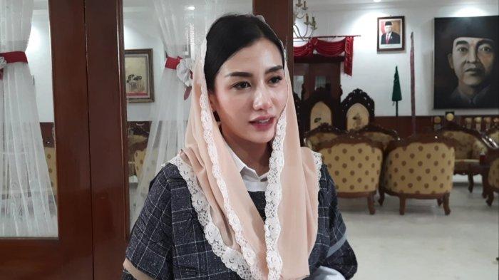 Kisah Istri Bupati Trenggalek saat Syuting Sinden Gaib, Novita Hardini ...