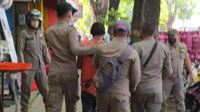 ODGJ Ngamuk dan Lempari Toko di Tuban, Satpol PP dan Damkar Turun Tangan Mengamankan ...