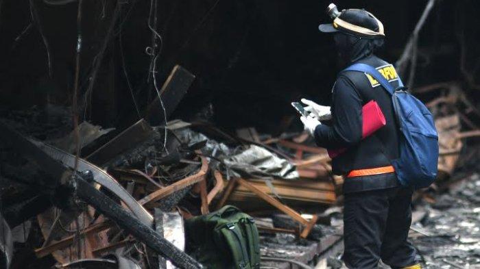 Begini Cara Bidlabfor Polda Jatim Mengungkap Penyebab Kebakaran Malang Plaza - Tribunmataraman.com