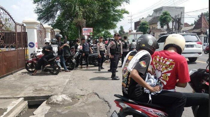 Ratusan Warga PSHT Datangi PN Tulungagung Untuk Dukung Pelatih yang ...