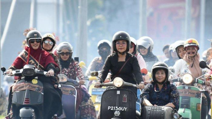 Touring Vespa Mengenakan Kebaya, Perempuan Kota Kediri Peringati Hari Kartini - Tribunmataraman.com