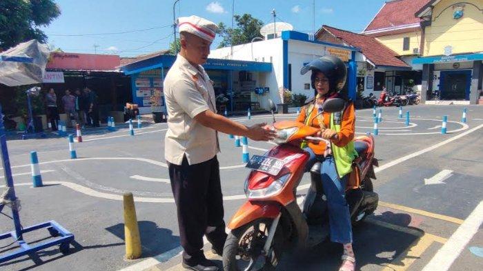Momen HUT ke-79 Kemerdekaan RI, Polisi di Kota Blitar Pakai Baju Pahlawan saat Layani Masyarakat ...