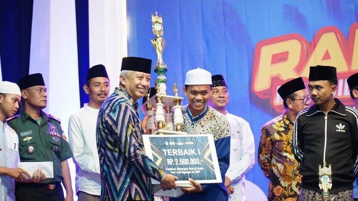 Pj Bupati Nganjuk Serahkan Hadiah ke Pemenang Gelaran Ramadan Fest di Kecamatan Tanjunganom ...