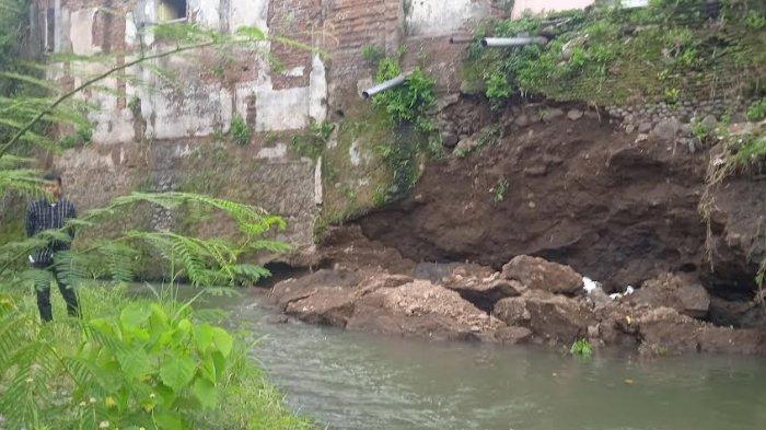 Bantaran Sungai Kali Jompo di Kaliwates Jember Ambrol, Dikira Pesawat ...