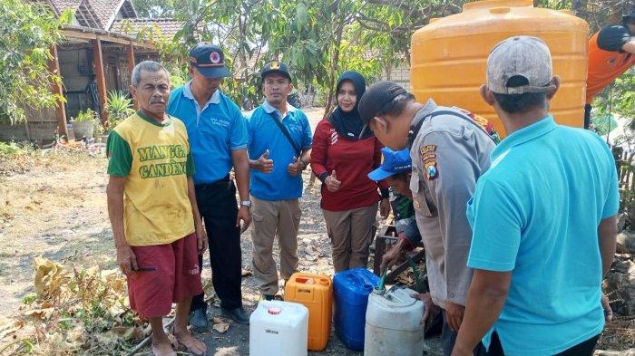 Distribusikan Bantuan Air Bersih Di Wilayah Kekeringan, Polres Nganjuk Gandeng BPND Dan Siswa ...