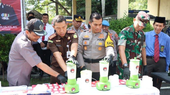 Polres Nganjuk Blender 10 Ribu Obat Keras Berbahaya dan 8 Gram Sabu Hasil Operasi Pekat Semeru ...