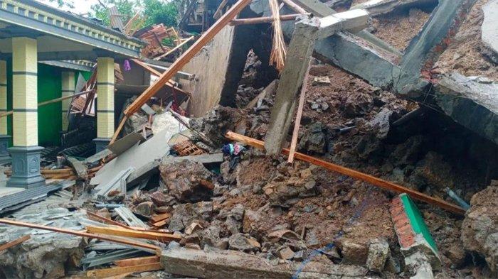 Bukan Cuma Banjir, Trenggalek Juga Dilanda Musibah Tanah Longsor yang Hancurkan Puluhan Rumah ...