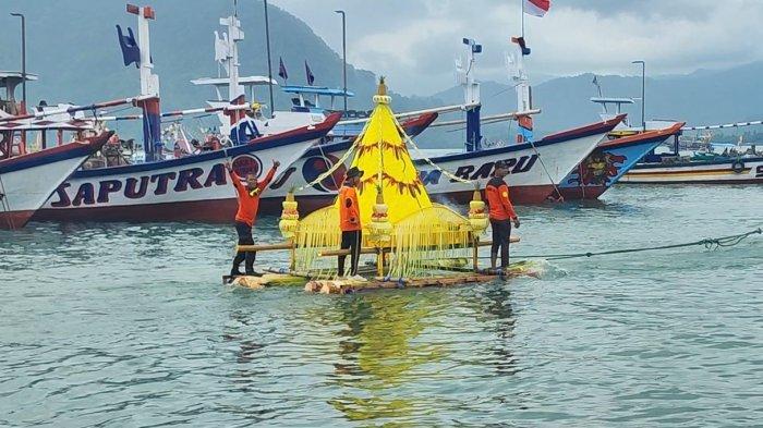 Masyarakat Nelayan Pantai Prigi Gotong Royong Selenggarakan Labuh Laut ...