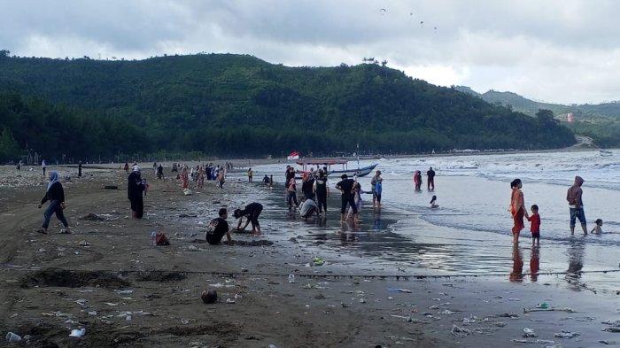 Pantai Gemah di Tulungagung Banjir Sampah Kiriman, Imbas Banjir di Wilayah Kabupaten Trenggalek ...