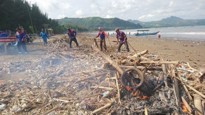 Pengelola Pantai Gemah Minta Perhutani dan Pemkab Tulungagung Ikut Bersihkan Banjir Sampah Dari ...