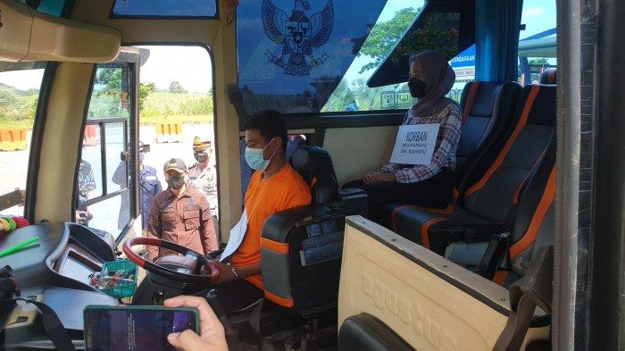 Penampakan Sopir Maut Ade Firmansyah Bus yang Kecelakaan di Tol Mojokerto Jalani Reka Ulang ...