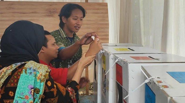 Wujudkan Pilkada Inklusif, KPU Trenggalek Pastikan Semua TPS Ramah Pemilih Disabilitas ...