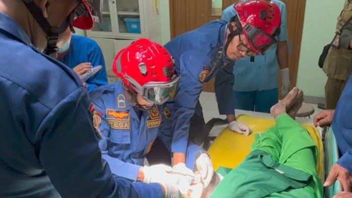 Tim Damkar Trenggalek Didatangkan ke IGD RSUD Trenggalek Bantu Lepaskan ...