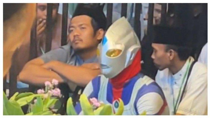 Ultraman Hadiri Pengajian Gus Iqdam, Polah Unik Warga ST Nyell Viral di Sosmed - Tribunmataraman.com