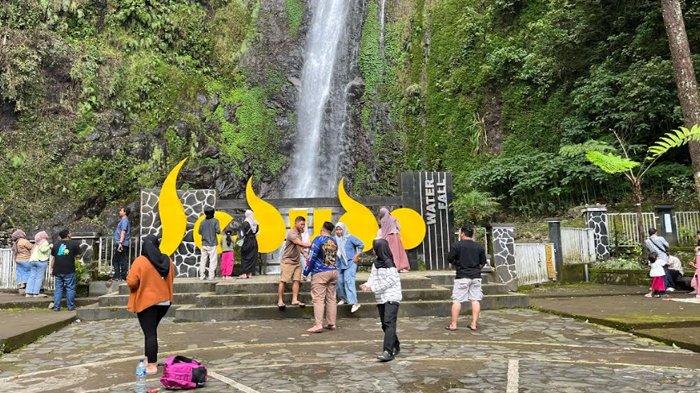 Air Terjun Sedudo Nganjuk Dibanjiri Wisatawan di Hari Ketiga Lebaran ...