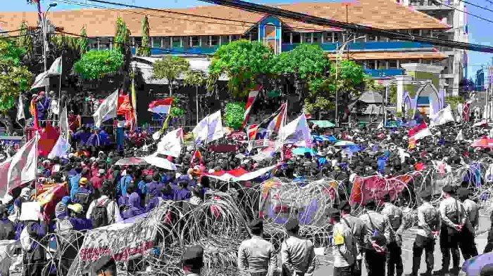 Demo Kawal Putusan MK di Surabaya, Mahasiswa Lempar Botol ke Gedung DPRD Jatim - Tribunmataraman.com
