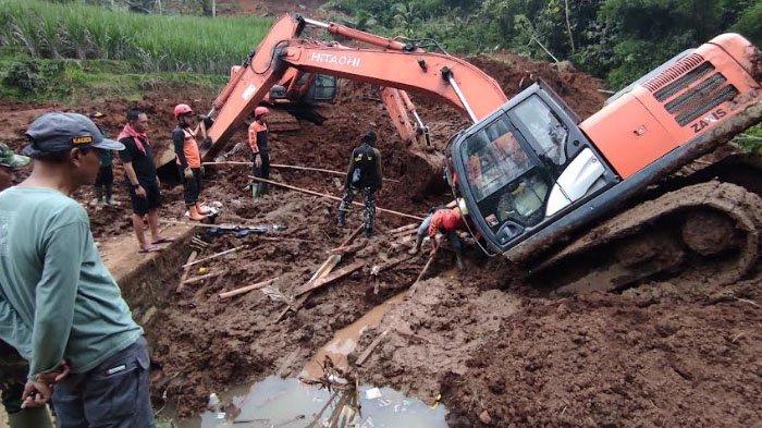 Update Pencarian Korban Tertimbun Longsor di Kesamben Blitar: Alat Berat Terjebak Lumpur ...
