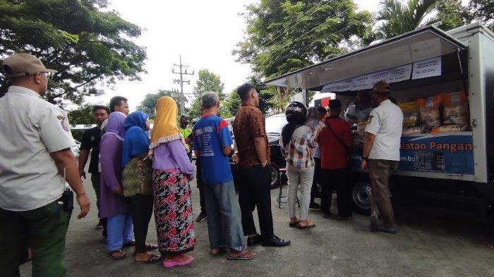Beras dan Minyak Goreng Dijual Lebih Murah, Operasi Pasar di Kota Blitar Diserbut Warga ...