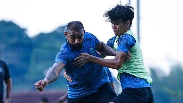 Sosok Anwar Rifai, Bek Muda Arema FC yang Berhasil Memikat Pelatih Joel ...