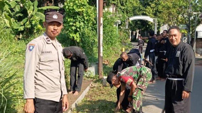 Pendekar Silat PSHT Bakti Sosial Bersama Polisi dan TNI Bersihkan ...