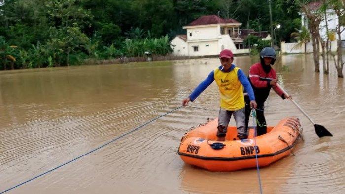 2 Minggu Banjir Tak Segera Usai, Warga Bedalem Tulungagung Beraktivitas ...