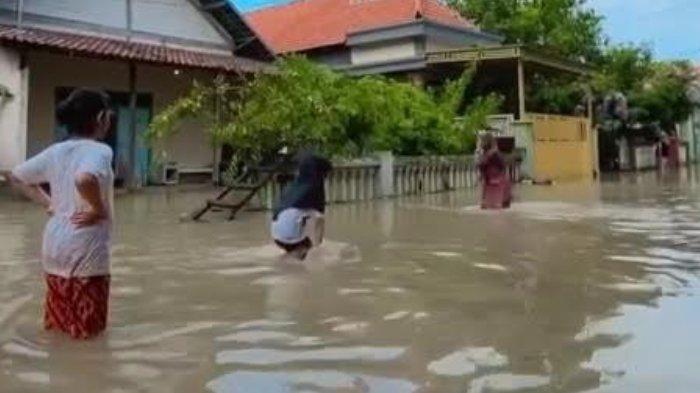 Tanggul Sungai Jebol, Sejumlah Wilayah di Selatan Gresik Banjir - Tribunmataraman.com