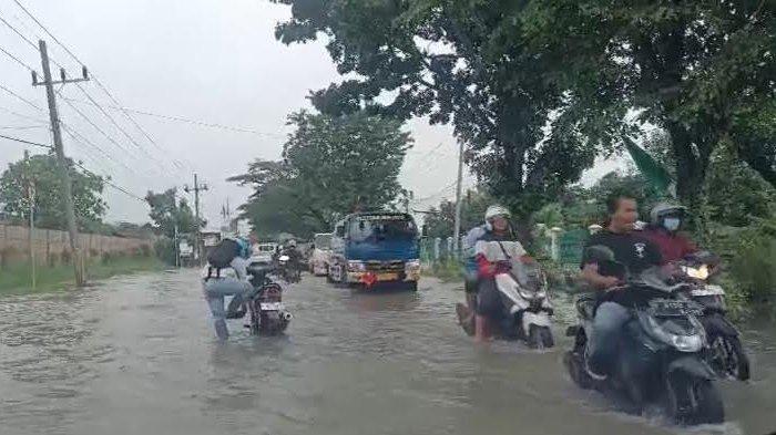 Menganti Gresik Banjir, Banyak Motor Mogok Saat Antar Anak Sekolah - Tribunmataraman.com