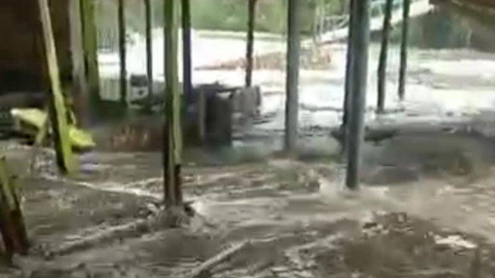 Warung-warung Rusak Diterjang Banjir Rob di Pantai Serang Kabupaten Blitar - Tribunmataraman.com