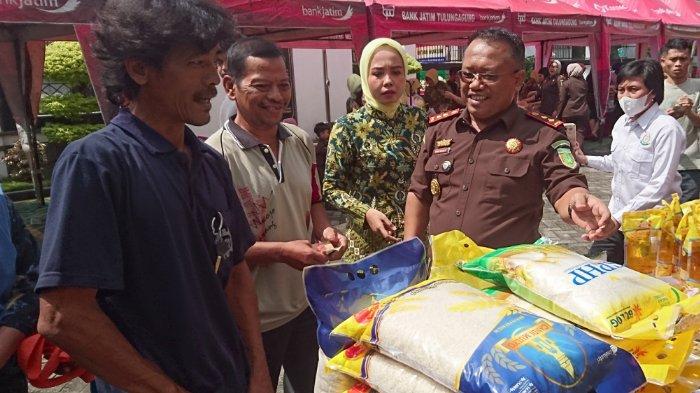 Kejari Tulungagung Gelar Pasar Murah Sambut Idul Fitri, Beras SPHP Tetap Jadi yang Paling Dicari ...