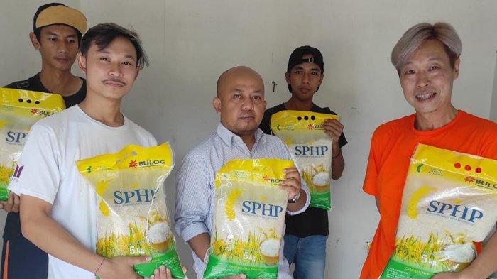 Harga Beras Mahal, Beras SPHP Bulog Jadi Buruan Warga Kota Blitar - Tribunmataraman.com
