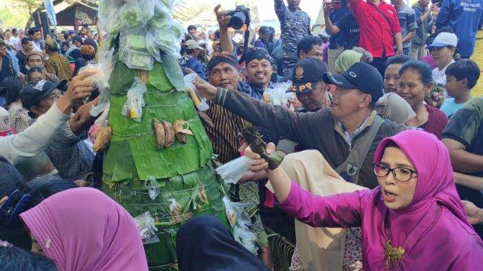 Larung Sesaji 1 Suro di Pantai Serang Blitar, Bupati Mak Rini Ikut ...
