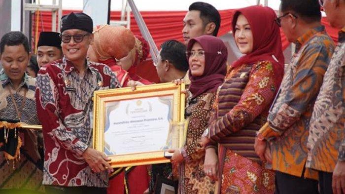 Dinilai Sukses Mengelola Pertanian, Bupati Kediri Dapat Penghargaan Dari Menteri Pertanian ...