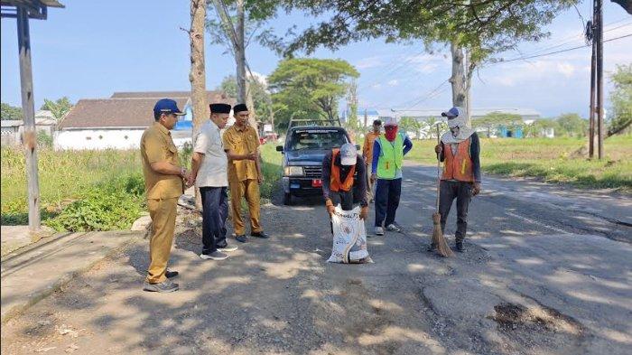 Kerja Hari Pertama, Mas Rusdi Bupati Pasuruan Langsung Pimpin Perbaikan Ruas Jalan Rusak ...