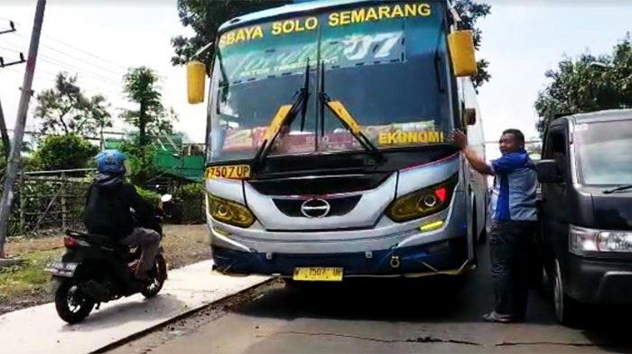 Polisi Nekat Menghadang Bus Sugeng Rahayu yang Ngeblong Lawan Arus di Jalan Bypass Mojokerto ...