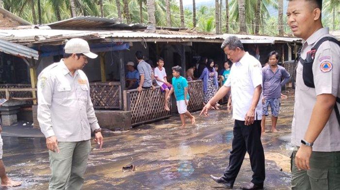 Pesisir Selatan Trenggalek Diterjang Angin Kencang dan Gelombang Laut Tinggi, Nelayan Waspada ...