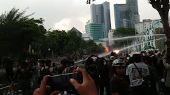 Demo Tolak UU TNI di Surabaya Ricuh, Petugas Tembakkan Water Cannon ...