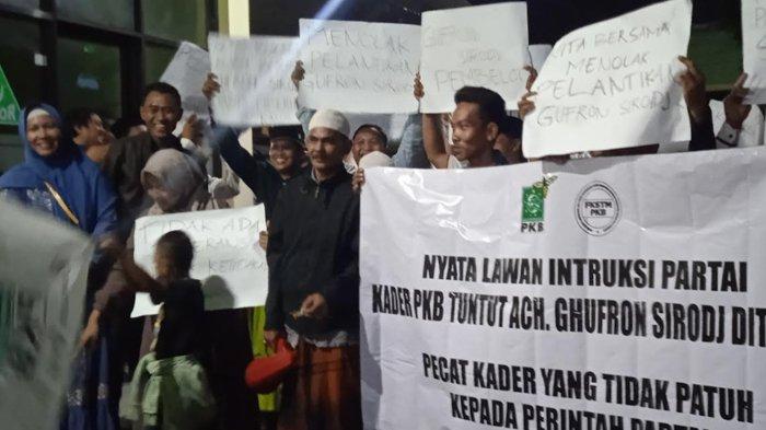 Demo di Kantor DPC PKB Jember, Massa Minta Gufron Sirodj Tak Dilantik ...