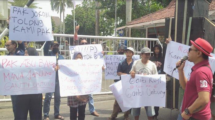 BREAKING NEWS - Warga Terdampak Tol Kediri Demo Tuntut Transparansi Harga Ganti Rugi Lahan ...