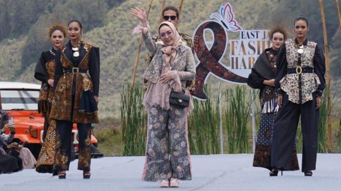 Desainer Gita Orlin Bawa Kecantikan Batik Khas Trenggalek di East Java Fashion Harmony 2022 ...