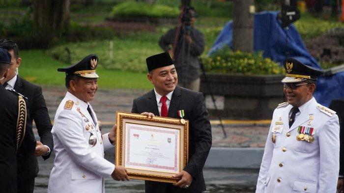 Eri Cahyadi Wali Kota Surabaya Pertama Raih Satyalancana Karya Bhakti Praja Nugraha dari ...