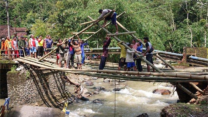 Tak Mau Ekonomi Lumpuh, Warga Watulimo Trenggalek Gotong Royong Bangun Jembatan Darurat ...