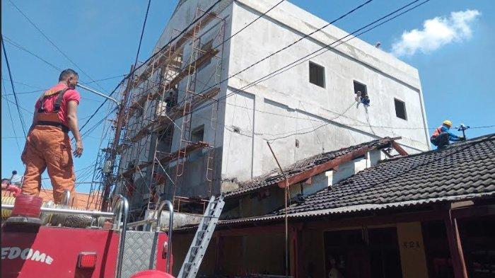 Diduga Karena Korsleting, Atap Gudang Rumah di Bendul Merisi Surabaya ...