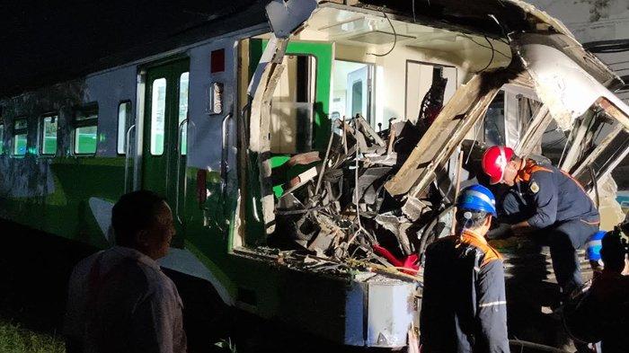 Tragedi KA Commuter Line Jenggala Tabrak Truk Muat Kayu di Gresik, Asisten Masinis Meninggal ...