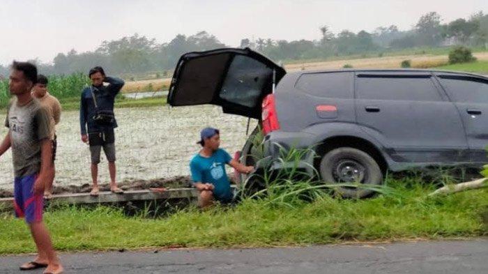 Sopir Mengantuk, Mobil Tabrak Motor Lalu Masuk Parit di Blitar - Tribunmataraman.com
