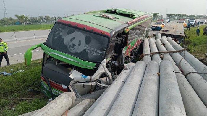 Bus Restu Berisi Rombongan Guru Asal Malang Ringsek Tabrak Truk Paku Bumi di Ngawi, Dua Orang ...
