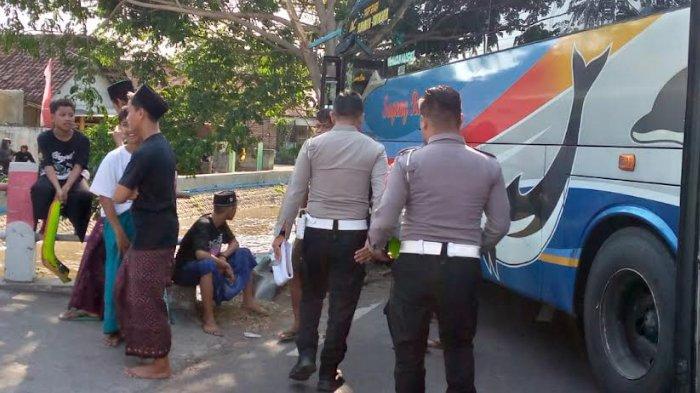 Bus Sugeng Rahayu Tabrak Pembatas Jalan di Perak Kabupaten Jombang ...