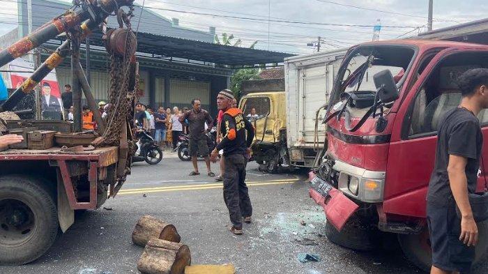 BREAKING NEWS - Kecelakaan di Jalan Raya Ponorogo-Madiun, Sopir Truk Sampai Terjepit di Kabin ...