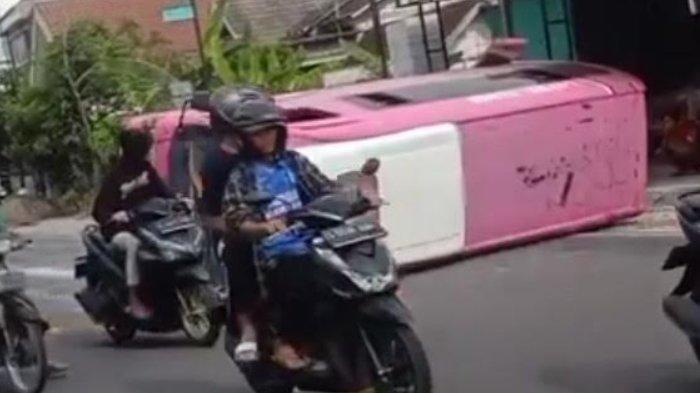 Mobil Berisi Rombongan Peziarah Terbalik di Bojonegoro, Begini Kondisi Para Penumpang ...