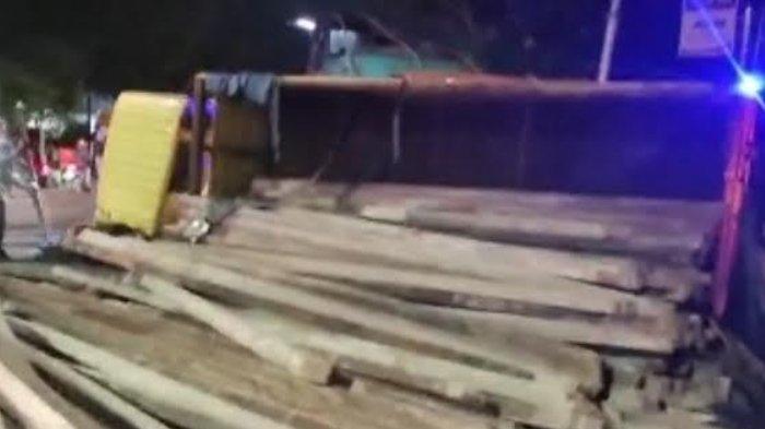 BREAKING NEWS - Truk Pengangkut Cabai dan Kayu Bertabrakan di Sumenep, Lalu Lintas Terdampak ...